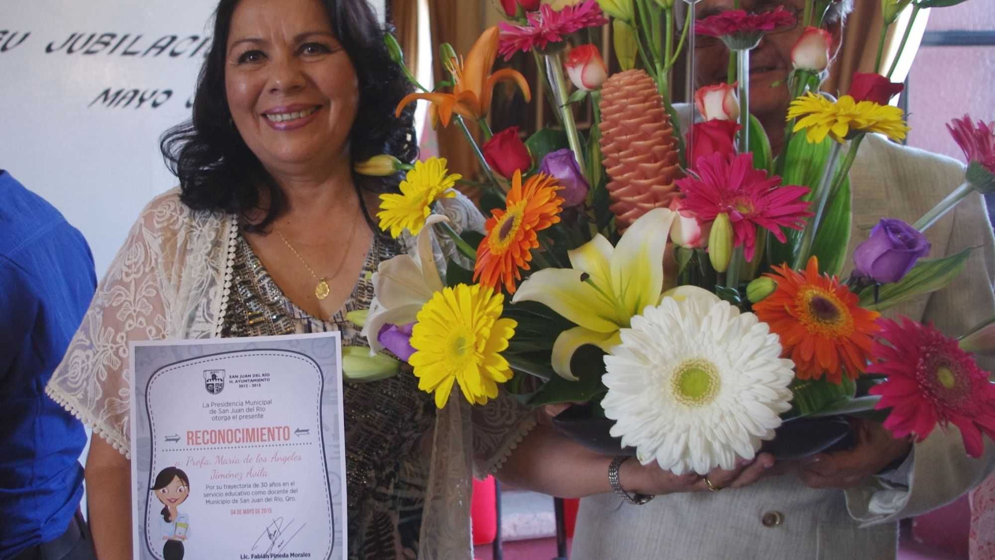 Reconoce municipio trayectoria de 30 años a profesora María de lo...
