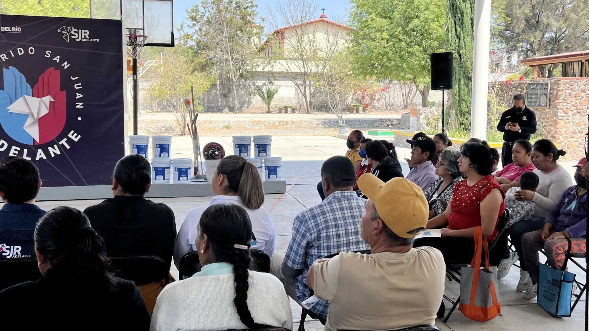 Apoyan con pintura a primaria de la comunidad de Palmillas