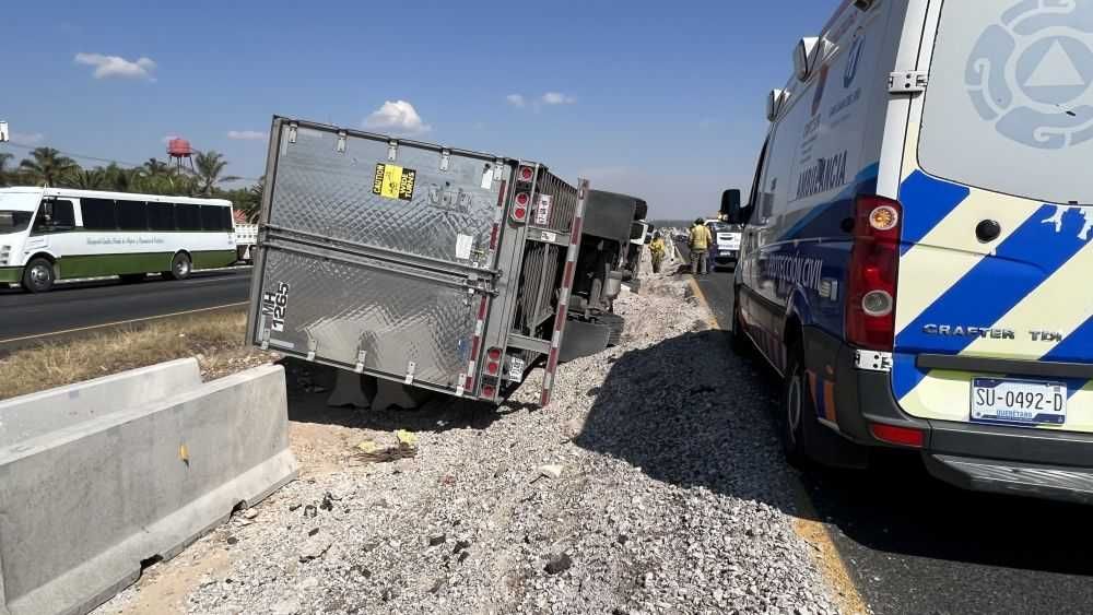 Accidente de tráiler con carga de mangos en la autopista México Q...