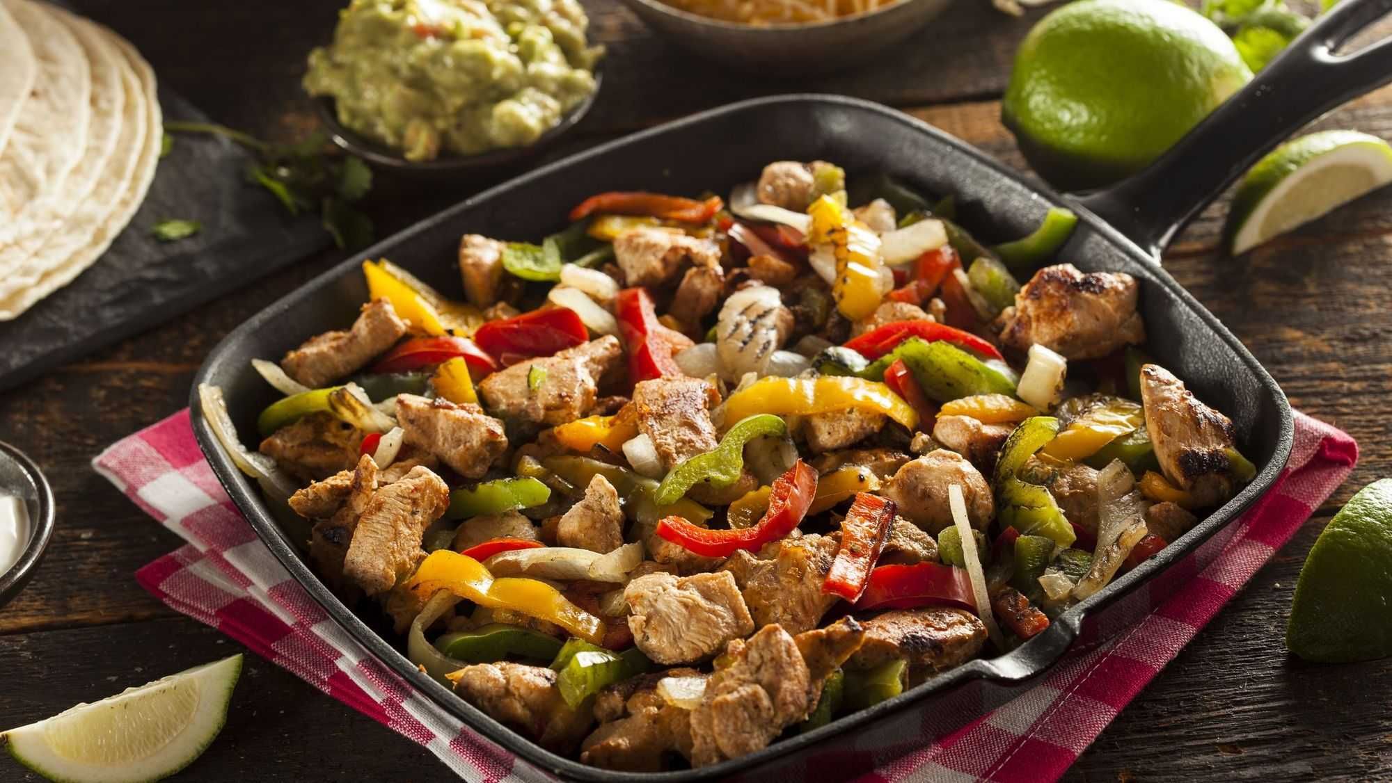 Descubre como hacer el pollo a la mexicana de manera fácil