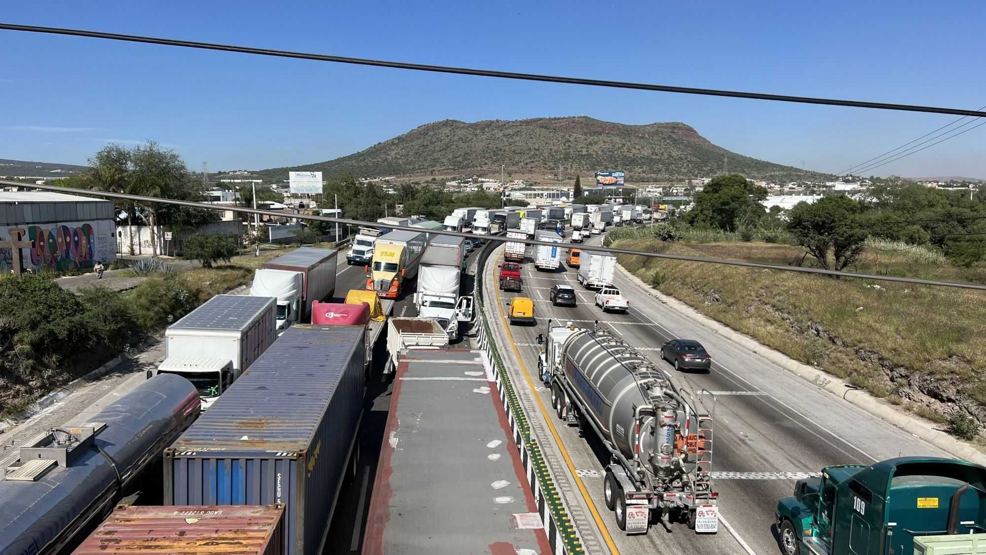 Cierre total de la autopista México-Querétaro por volcadura de ca...