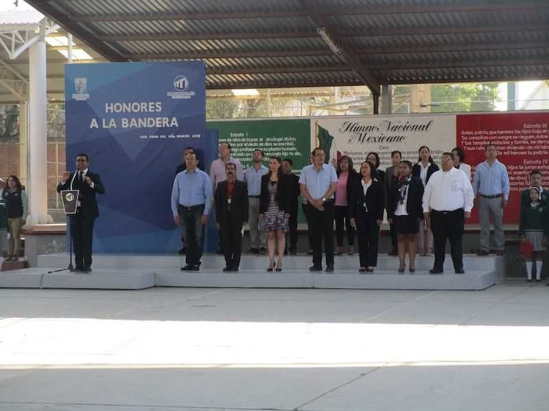 Alcalde de San Juan del Río entrega material en la Reyes Heroles