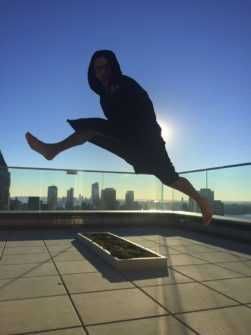 Aarón Díaz revela cual es su truco para levitar como lo publicó e...